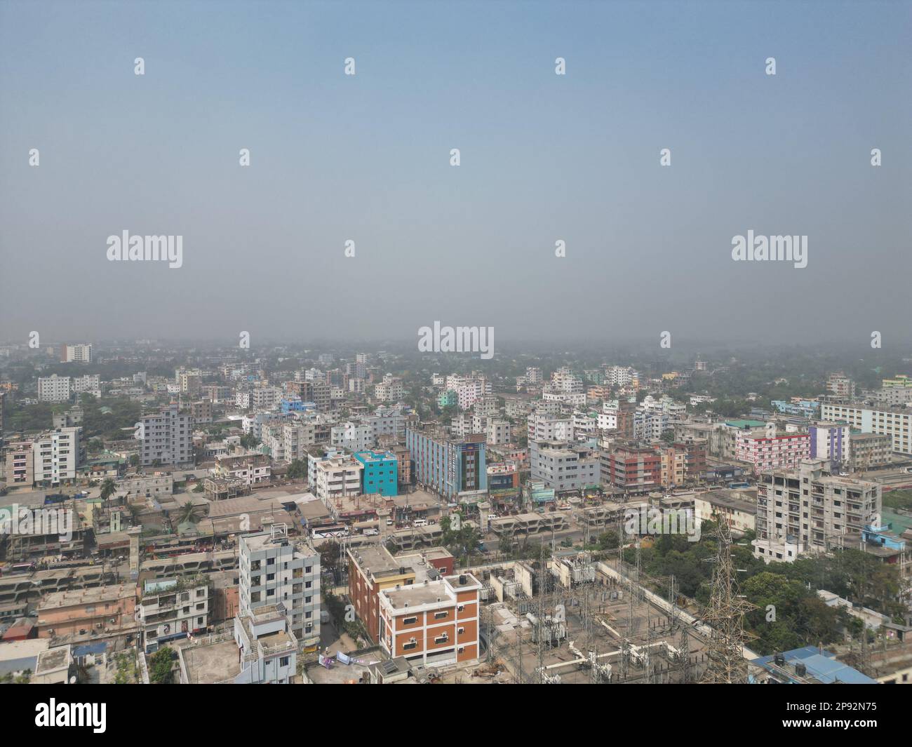 Drohnenblick auf Gazipur City in Chowrasta. Aus der Vogelperspektive auf Gebäude und Straßen ...