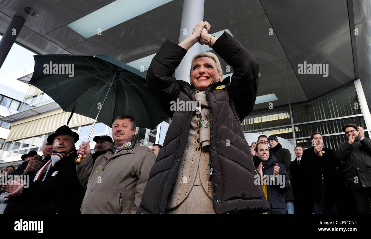 Maria Elisabeth Schaeffler, Firmeninhaberin der Schaeffler KG, winkt am ...