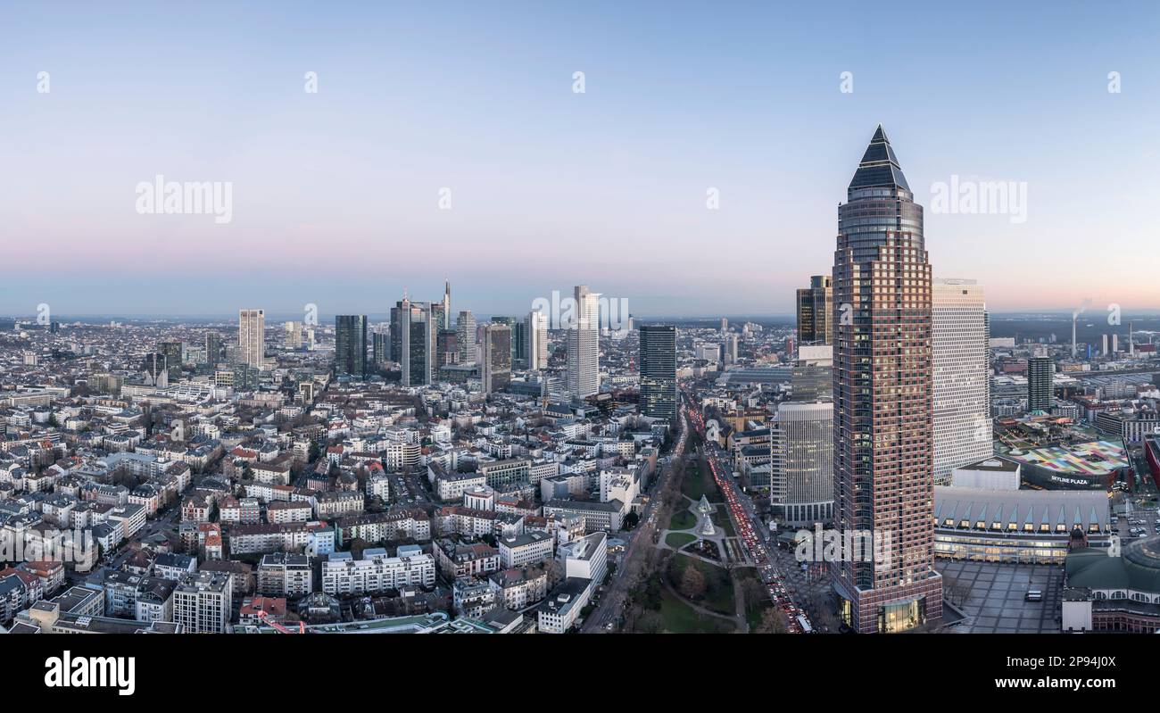 Frankfurt am Main, Hessen, Deutschland, Europa, Blick auf die Frankfurter Skyline mit dem ...