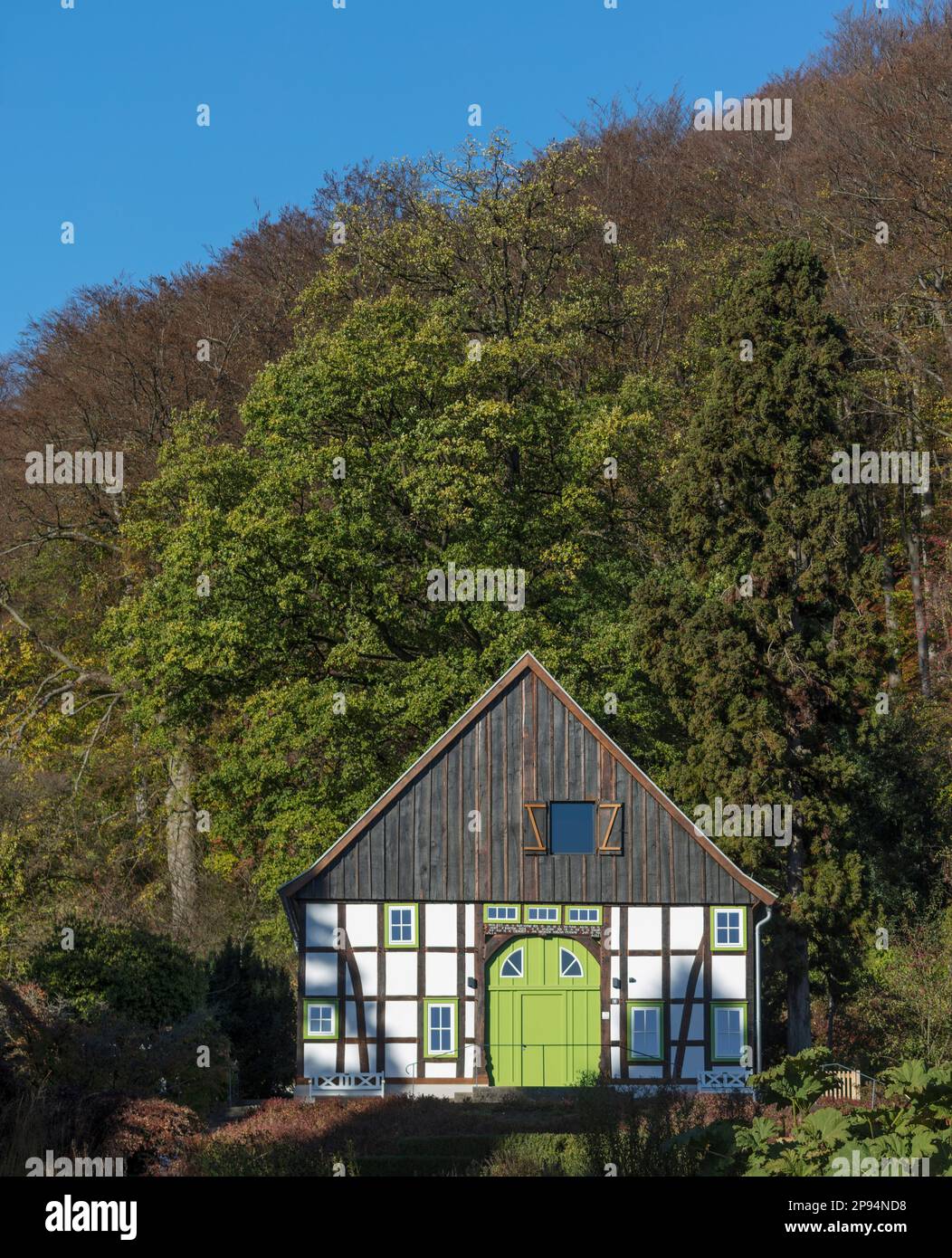 Fachwerk scheune im herbst -Fotos und -Bildmaterial in hoher Auflösung ...