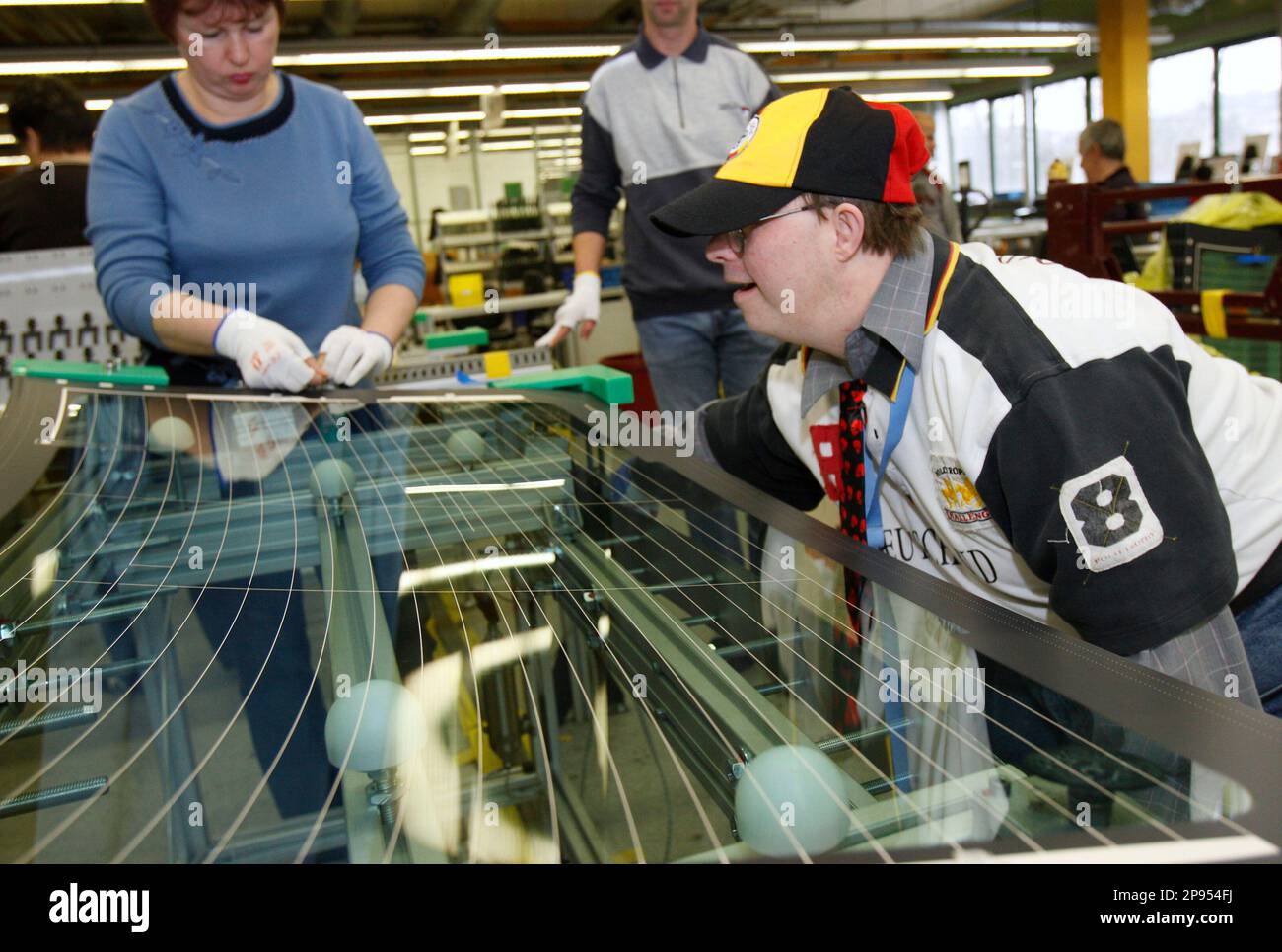 ** ARCHIV ** Dietmar Kinder, rechts, arbeitet am 9. Februar 2009 in der ...