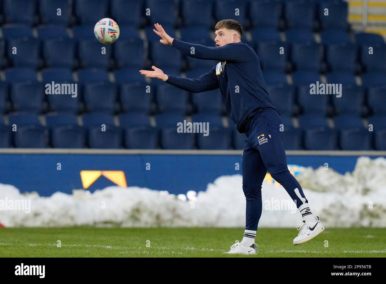 Corey Johnson #26 von Leeds Rhinos inspiziert das Spielfeld vor dem ...