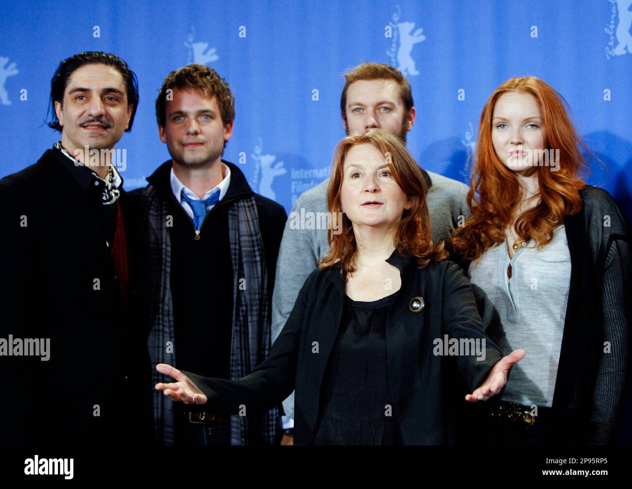 Die Regisseurin Sally Potter, vorne, ist umgeben von den Schauspielern ...