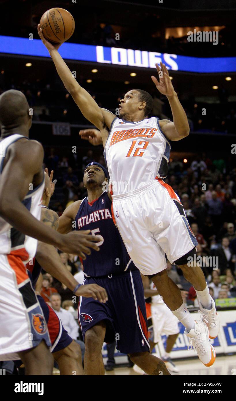 Charlotte Bobcats guard Shannon Brown (12) drives past Atlanta Hawks ...