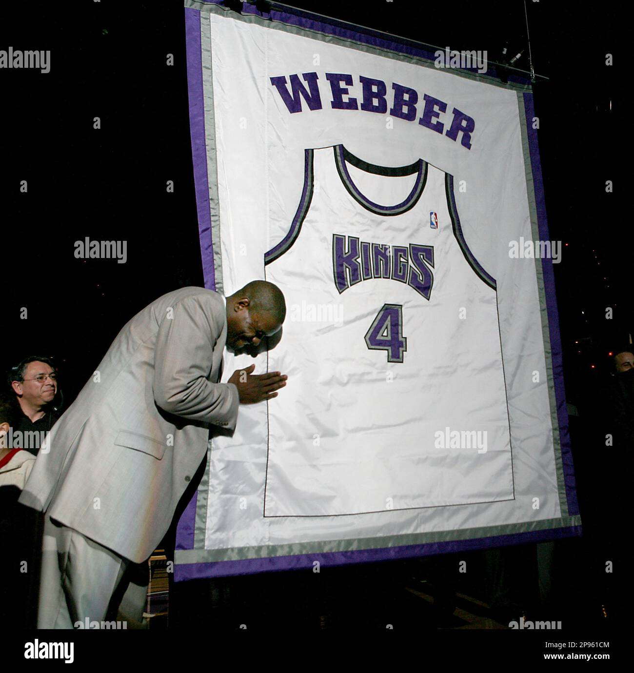 Former Sacramento Kings forward Chris Webber, left, pats his jersey ...