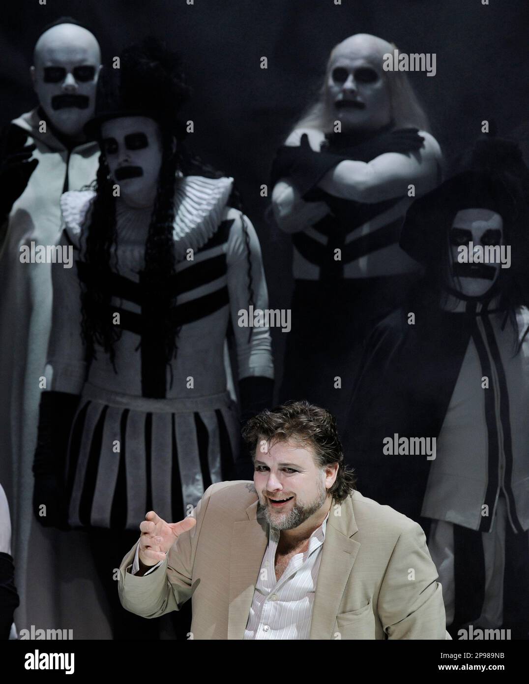 Der Saenger und Schauspieler Christopher Ventris in der Rolle des ...