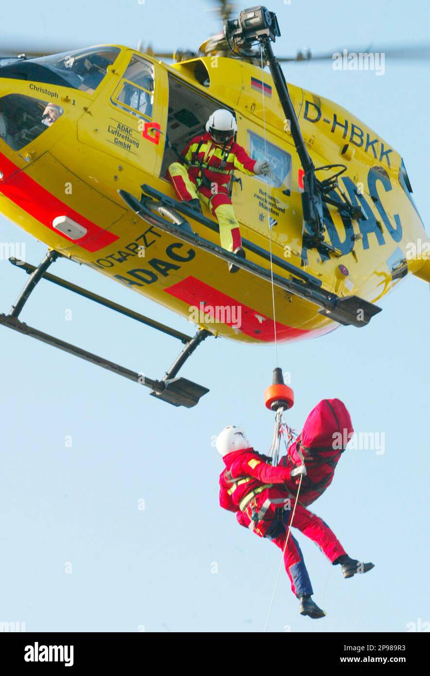 **ARCHIV**Mitarbeiter der ADAC-Luftrettung bergen am 12. Dezember 2002 ...