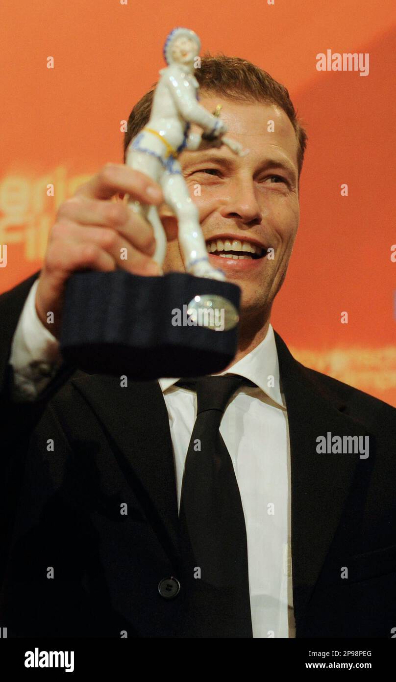 Der deutsche Schauspieler Til Schweiger posiert am Freitag, 16. Jan. 2009, mit seiner Trophaee ...
