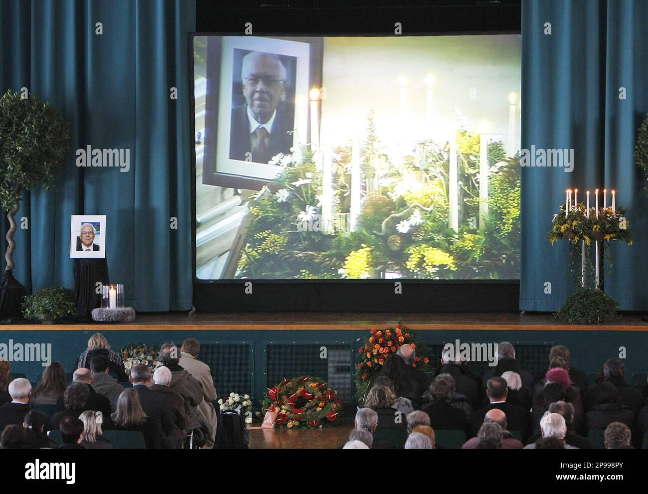 Zuschauer betrachten am Montag, 12. Januar 2009, auf einer Videowand in ...