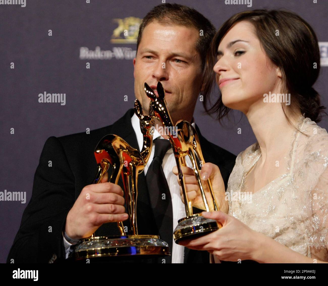 Die Schauspieler Til Schweiger, links, und Nora Tschirner zeigen am 27 ...