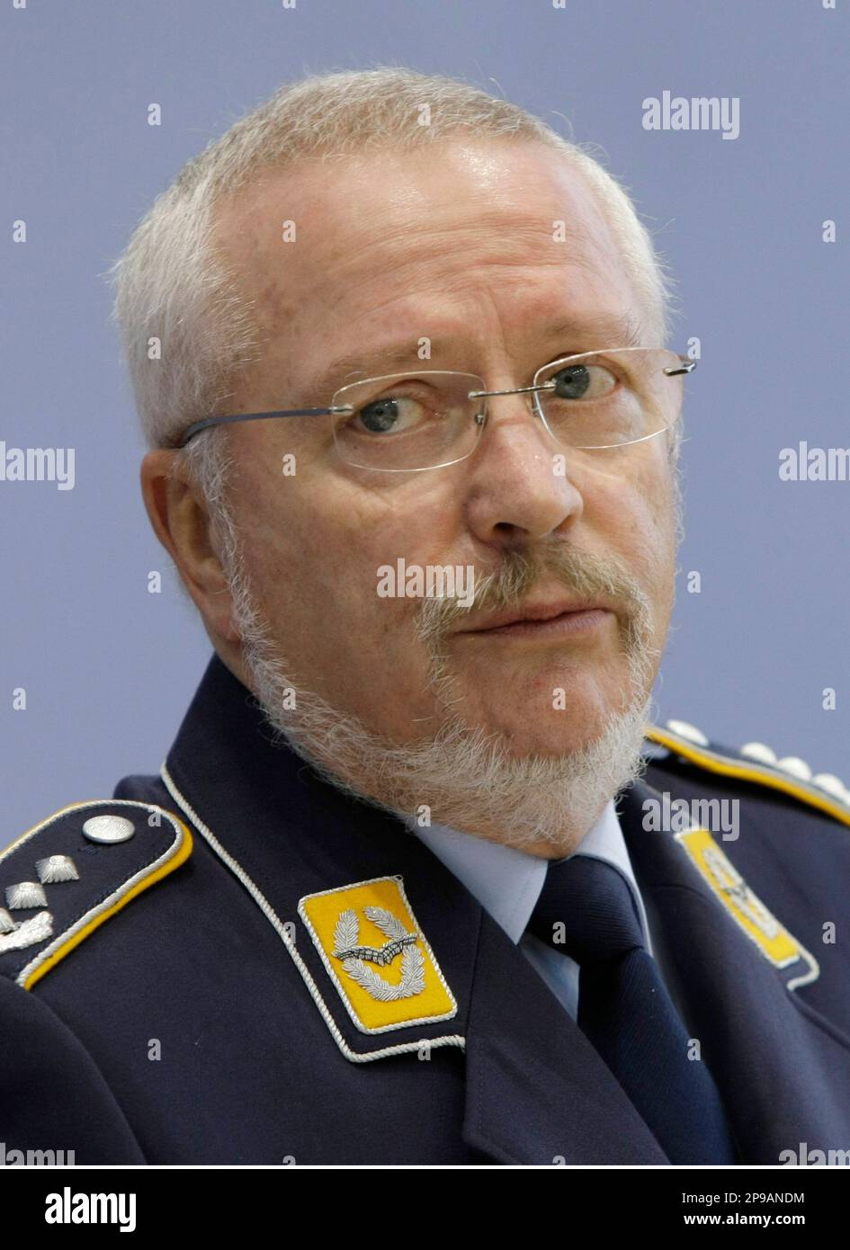 ** ARCHIV ** Der Vorsitzende des Deutschen Bundeswehrverbandes Bernhard ...