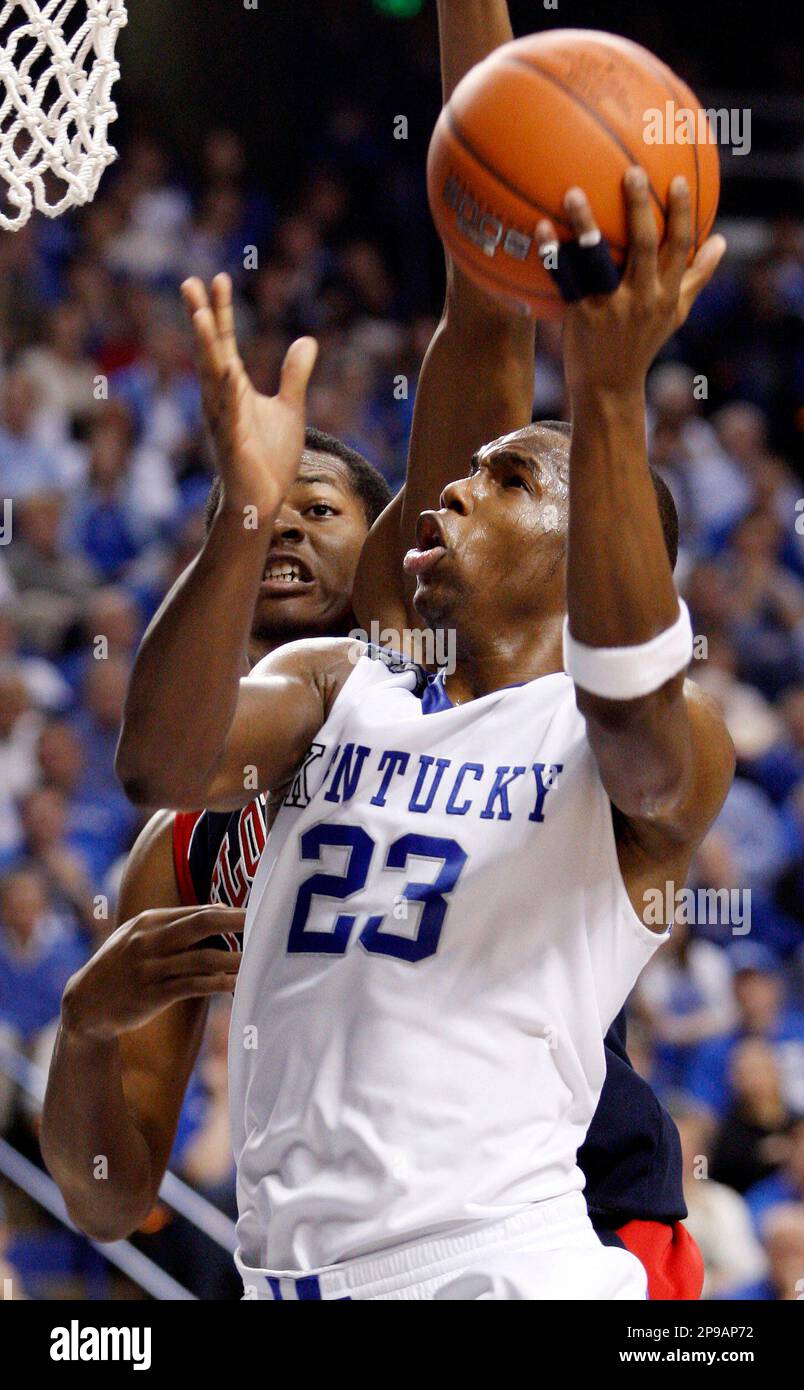 Kentucky's Jodie Meeks (23) shoots next to Florida Atlantic's Chris ...