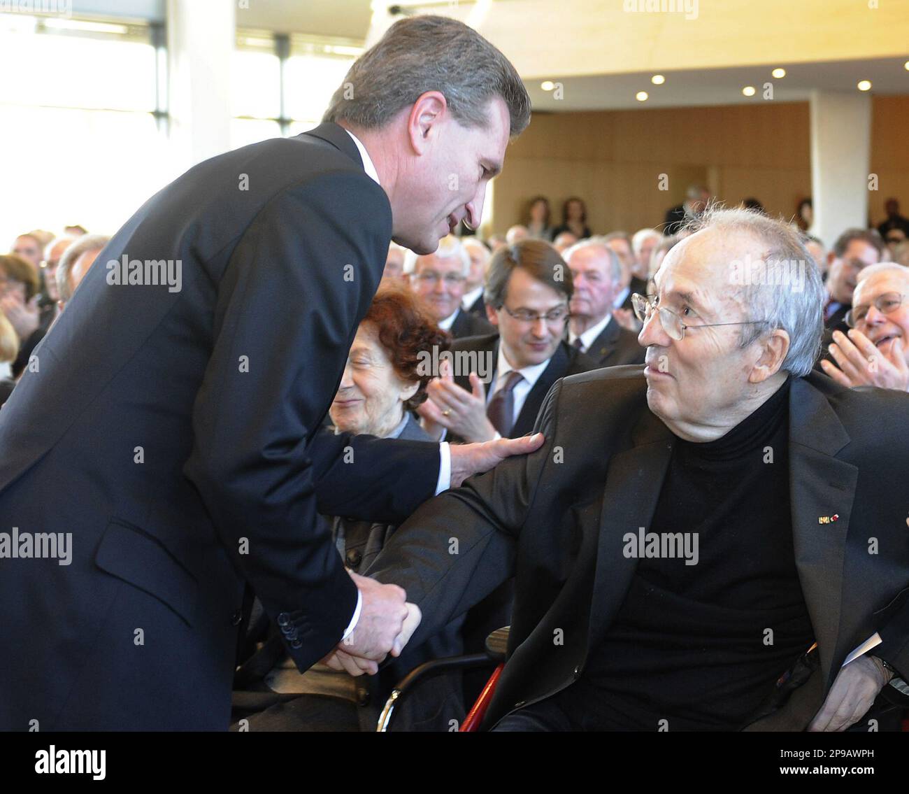 Der fruehere Stuttgarter Oberbuergermeister Manfred Rommel, rechts ...