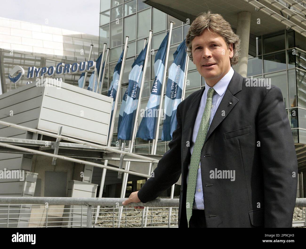 ** ARCHIV ** Der deutsche Investor Tilo Berlin posiert am 2. Mai 2007 bei einer Pressekonferenz ...