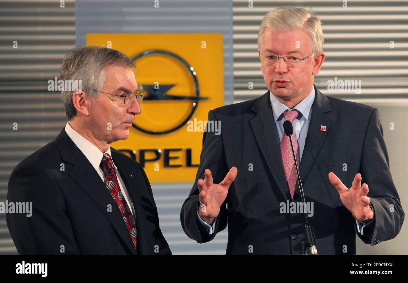 Der hessische Ministerpraesident Roland Koch, rechts, und der ...