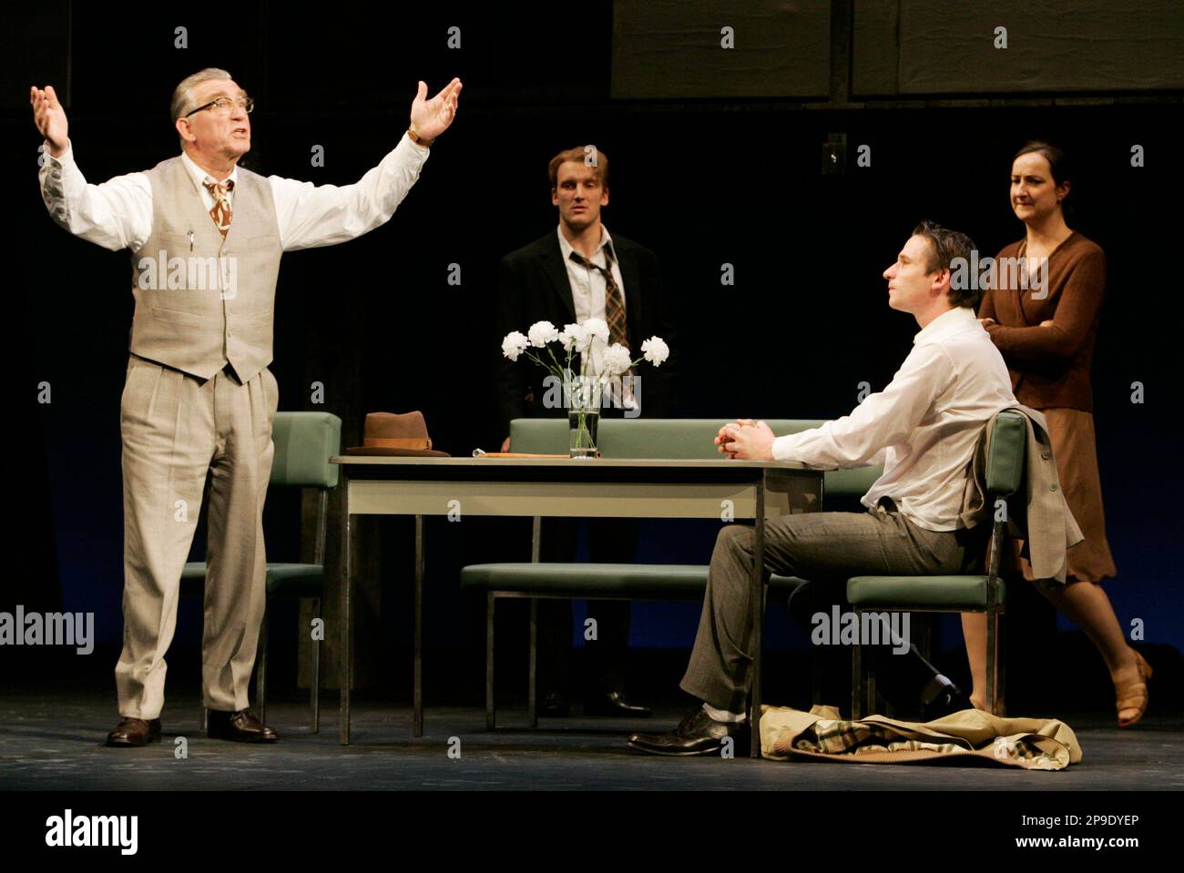 Heinz Marecek in der Rolle des Willy Loman, Raphael von Bargen in der ...