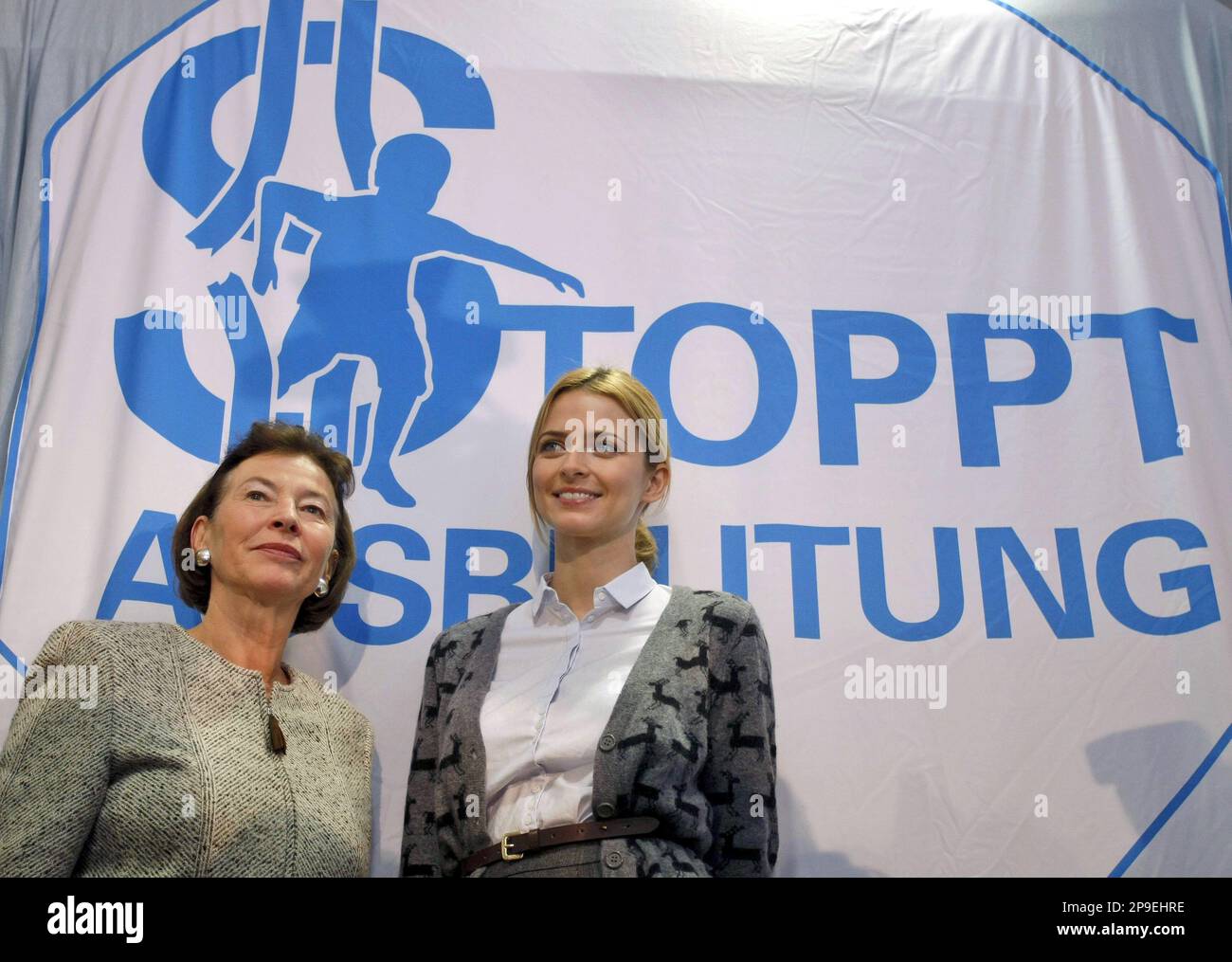 UNICEF-Schirmherrin Eva Luise Koehler, links, und die UNICEF ...