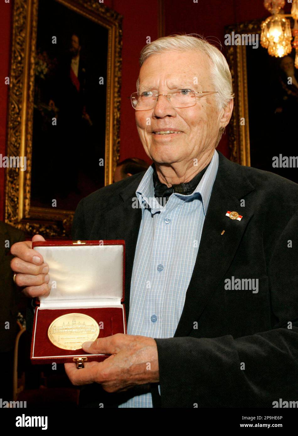 Der ehemalige Schauspieler und Gruender der Hilfsorganisation "Menschen ...