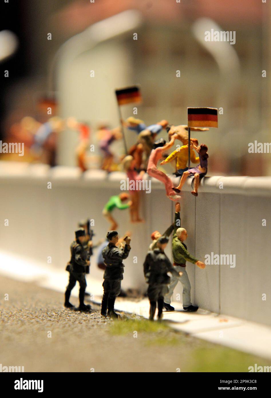 Mini-Figuren als Berliner Buerger feiern den Fall der Mauer auf einem ...