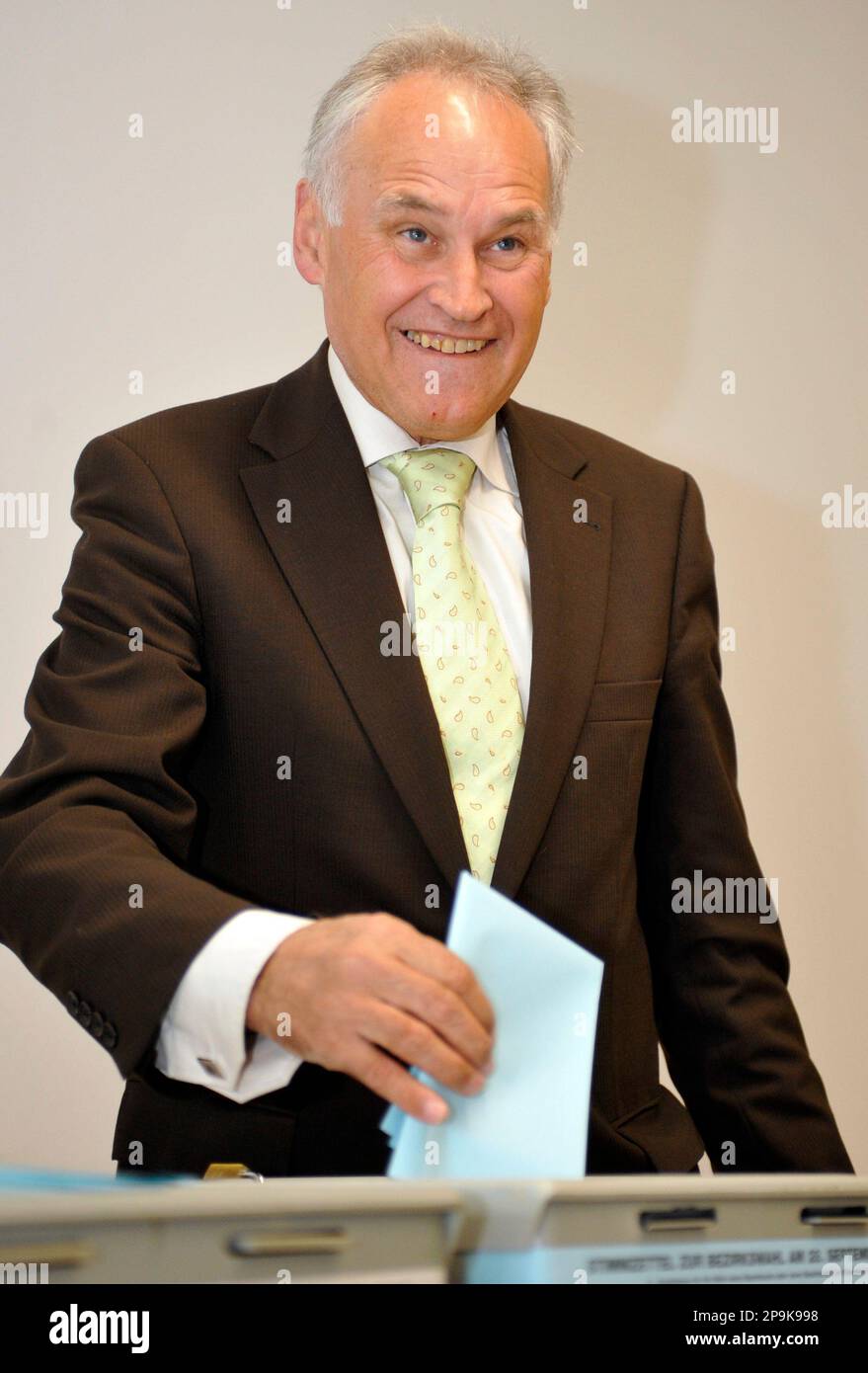 Der CSU Vorsitzende Erwin Huber gibt am Sonntag, 28. September 2008 in ...