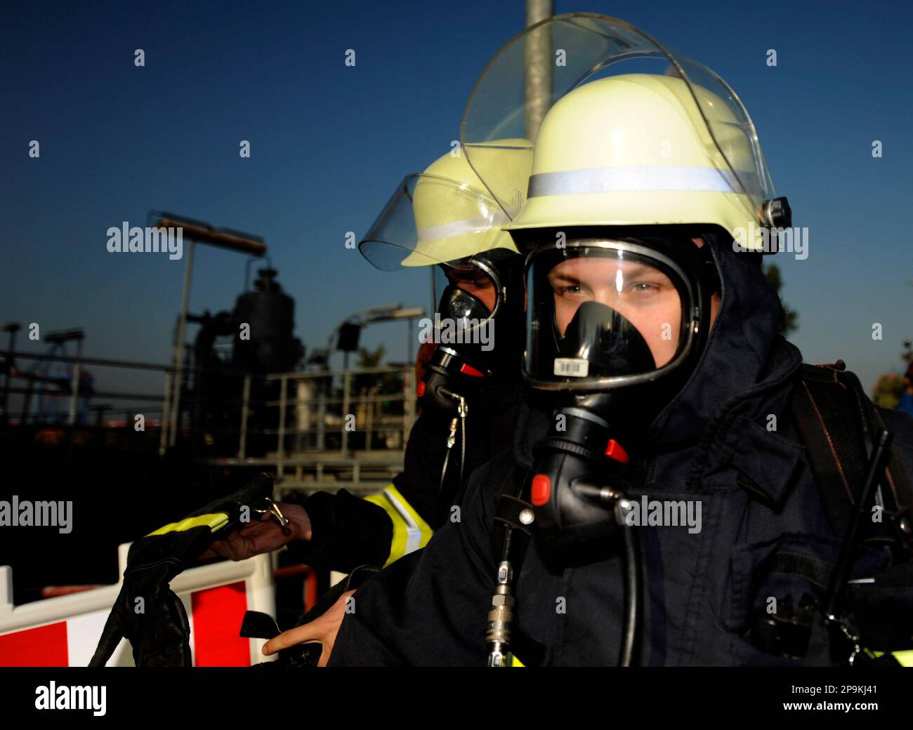 Feuerwehrmaenner kontrollieren am Donnerstag, 25. Sept. 2008 in Hamburg ...