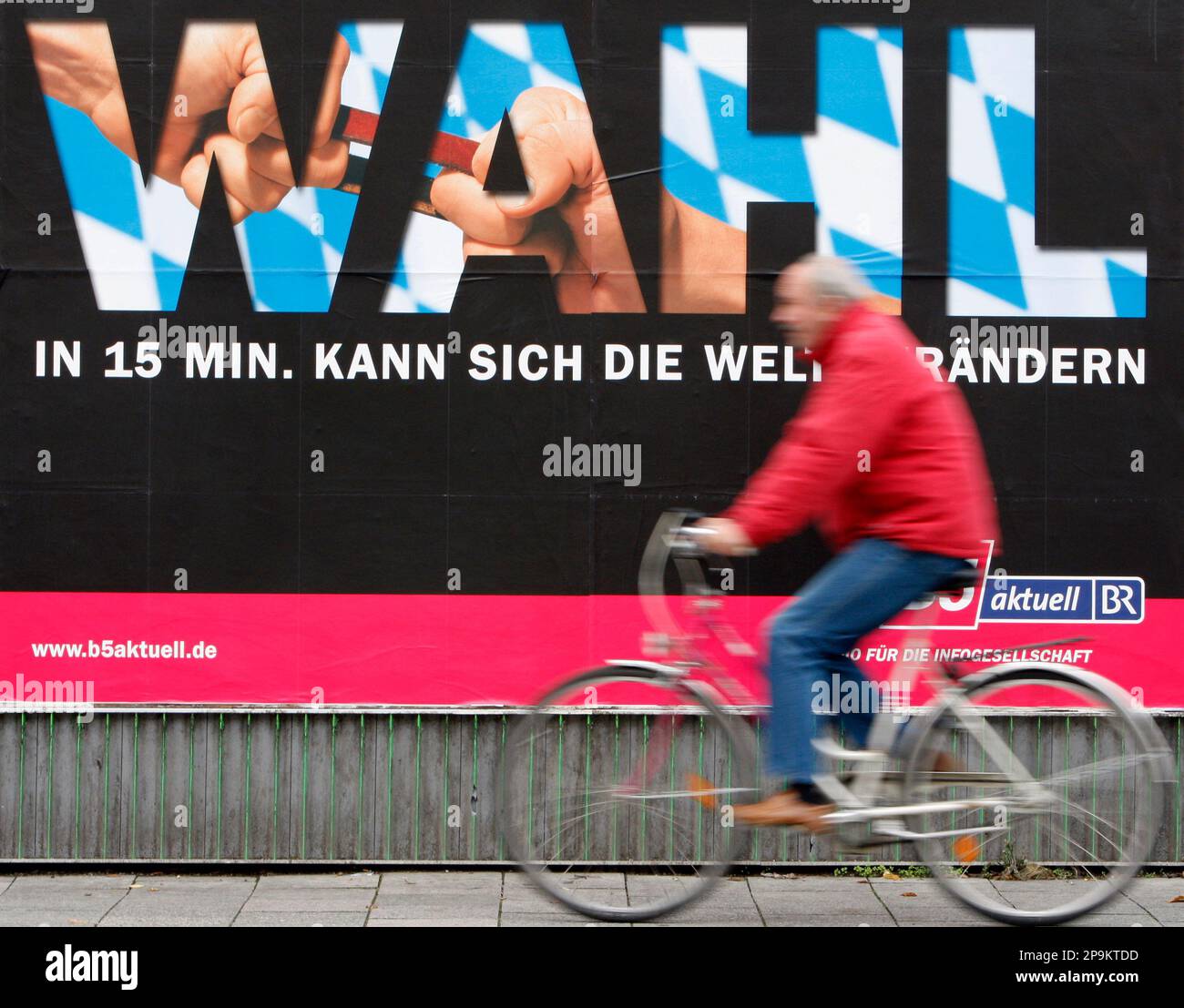 Ein Mann faehrt am Dienstag, 23. Sept. 2008, in Muenchen an einem ...