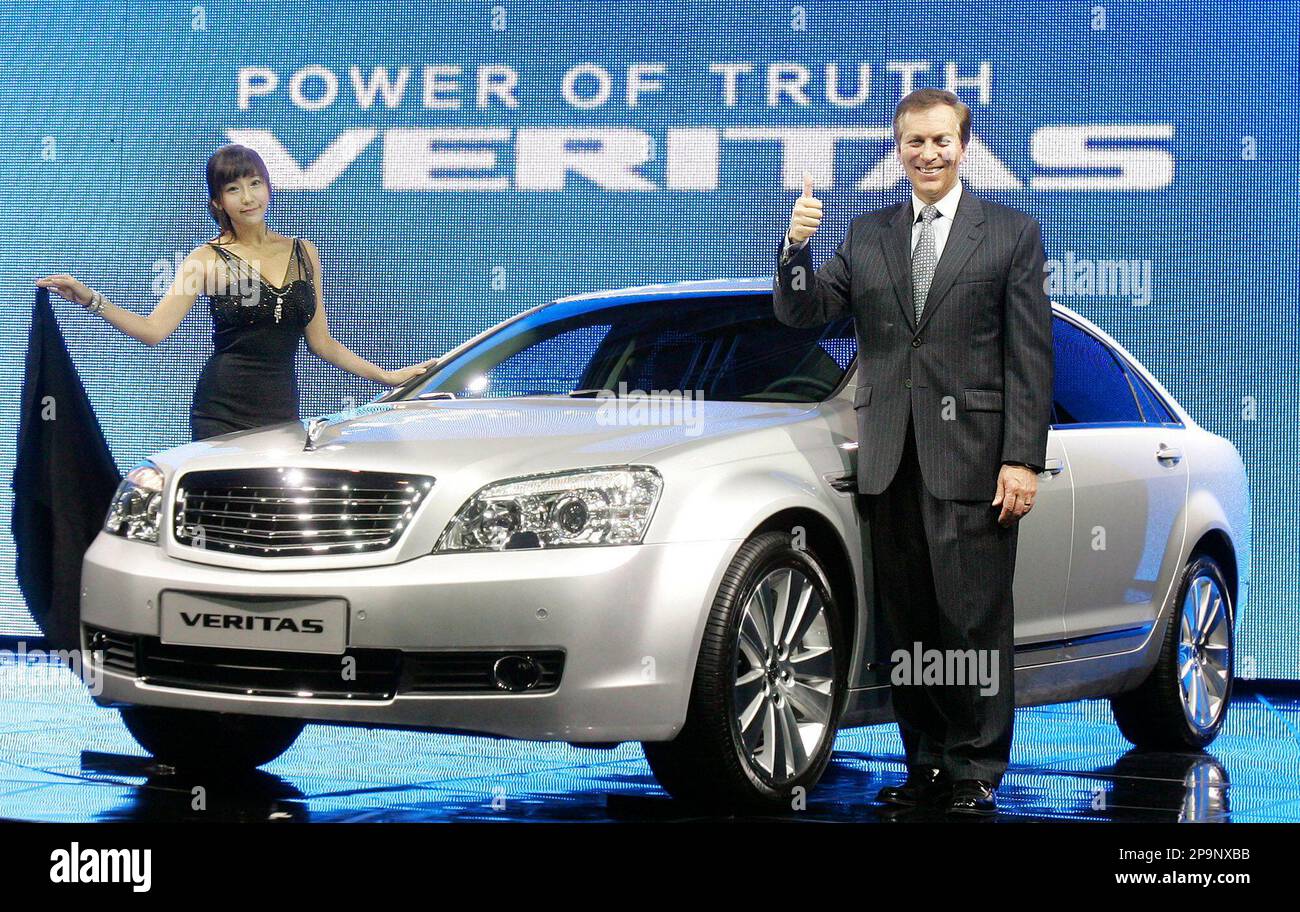 GM Daewoo president and CEO Michael Grimaldi, right, and a South Korean ...