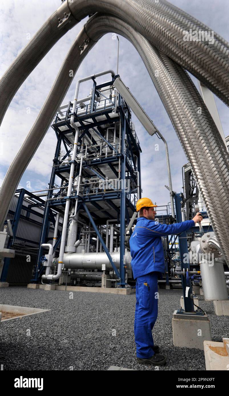 ** ARCHIV ** Mitarbeiter Martin Poppel arbeitet am Freitag, 29. August ...