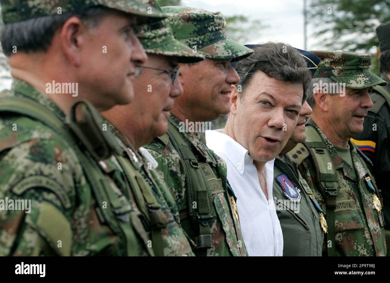 Admiral Guillermo Barrera commander of Colombia's Navy, left, Admiral ...