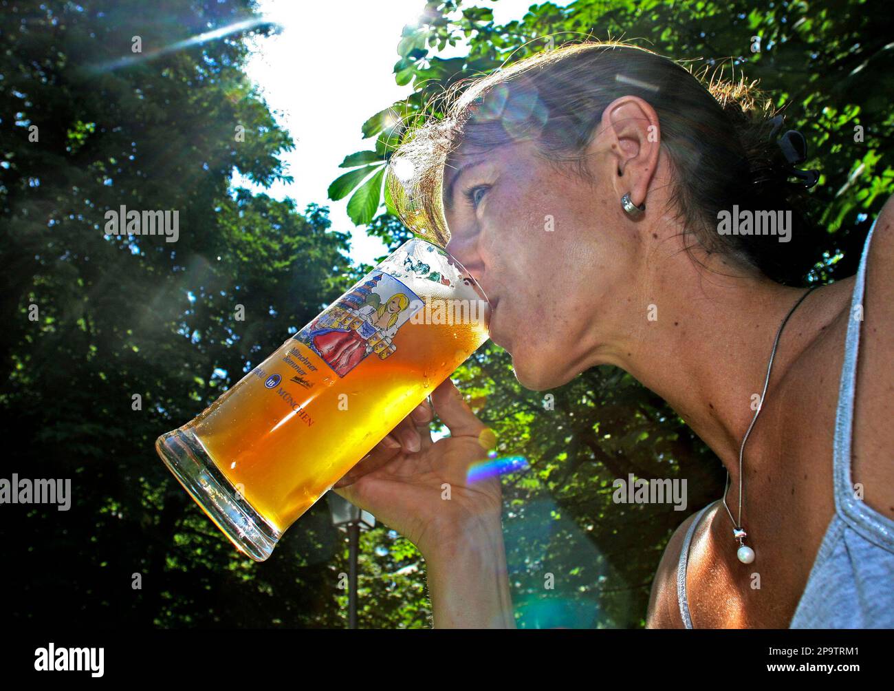 ** ARCHIV ** Petra Belloth geniesst am 3. Juli 2008 in einem Biergarten ...