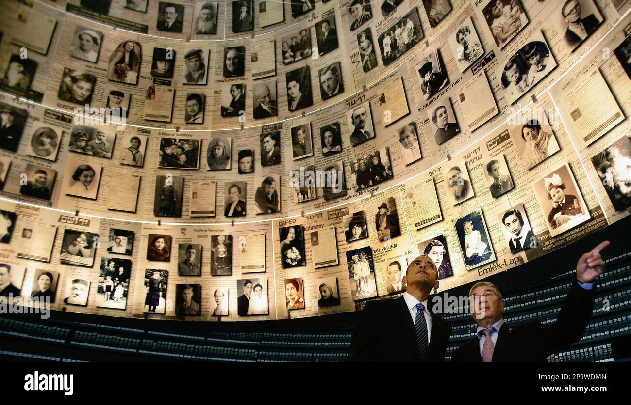 Democratic presidential contender Sen, Barack Obama, D-Ill., left ...