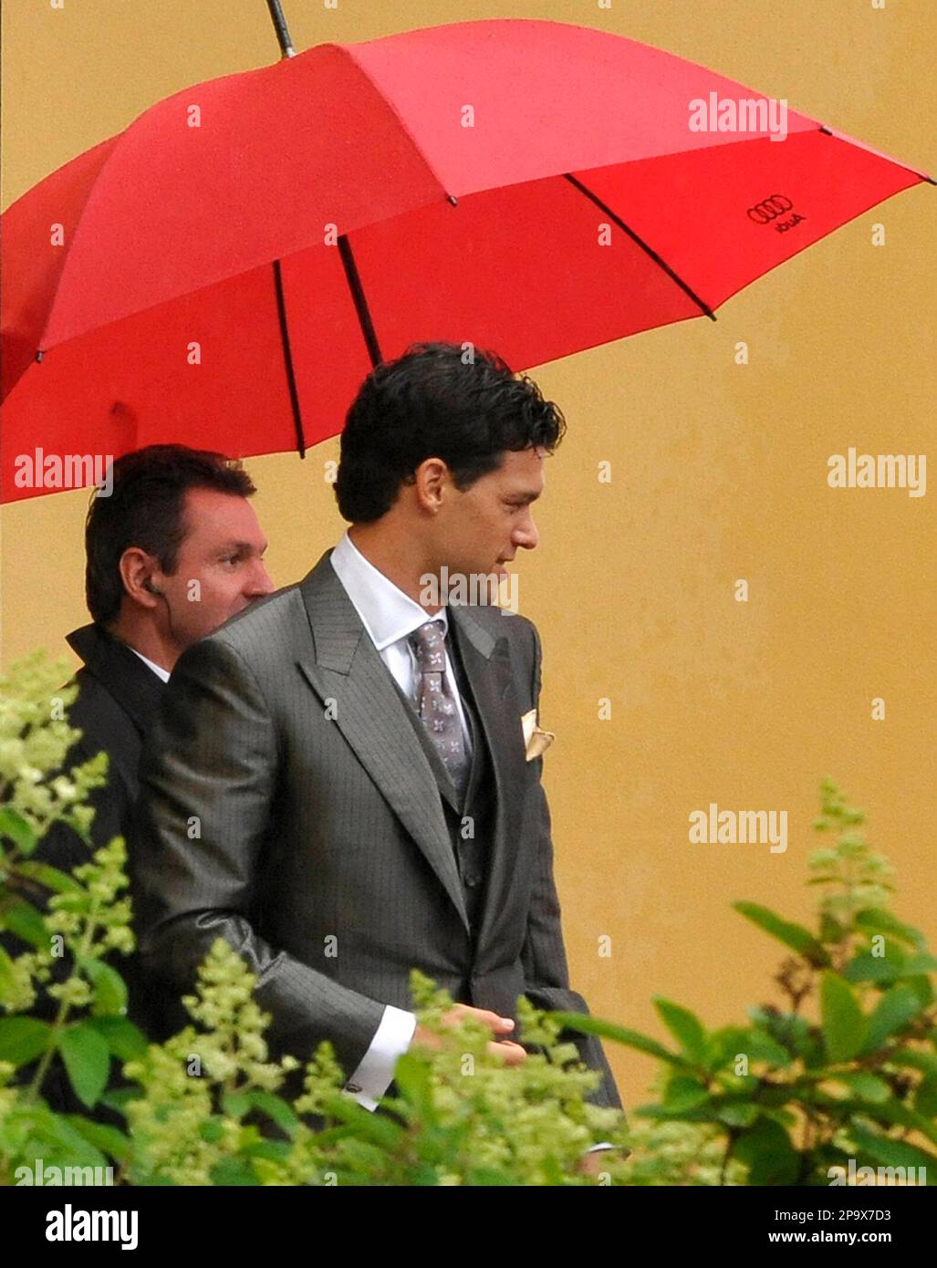 Fussball-Nationalspieler Michael Ballack, rechts, trifft nach der ...