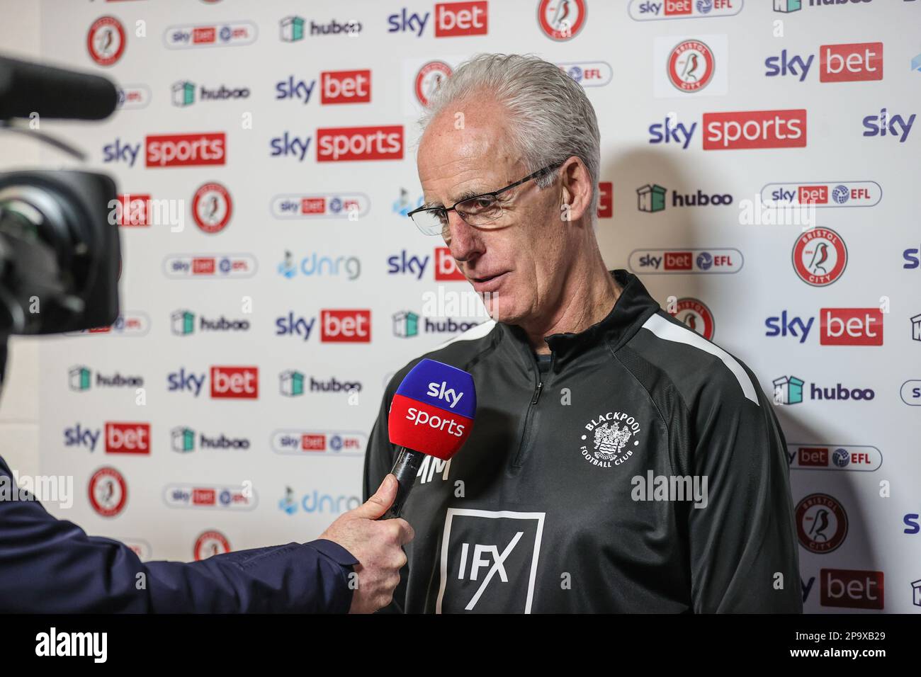 Mick McCarthy, Manager von Blackpool, spricht mit Sky Sports während ...