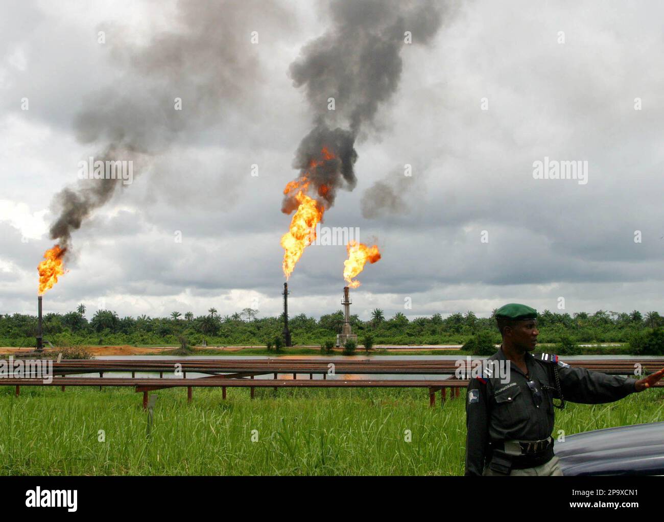 **ARCHIV** Ein nigerianischer Polizist steht am 10. September 2004 ...
