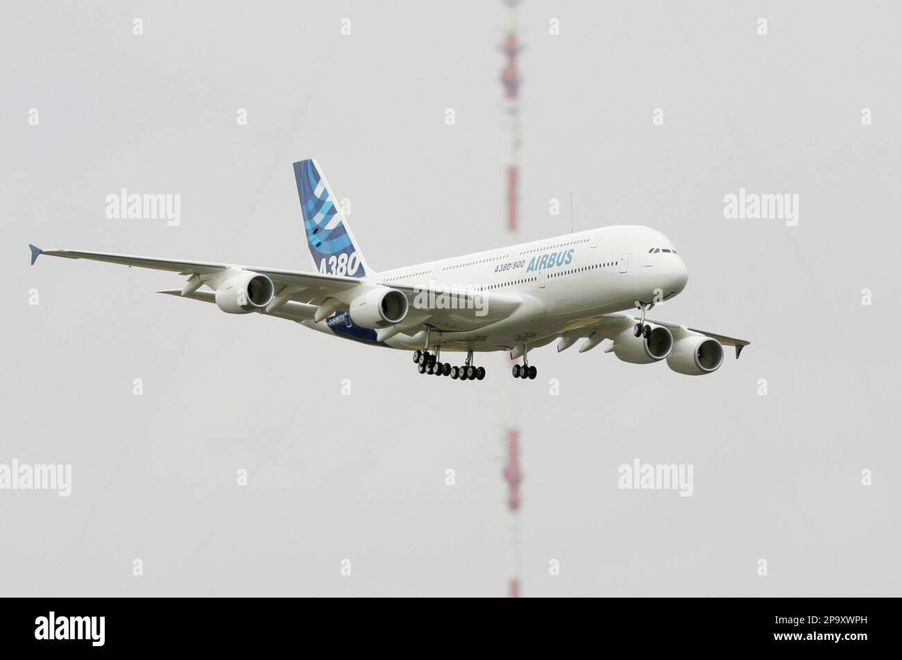 ein-airbus-380-900-im-massstab-von-1-15-fliegt-am-sonntag-6-juli-2007