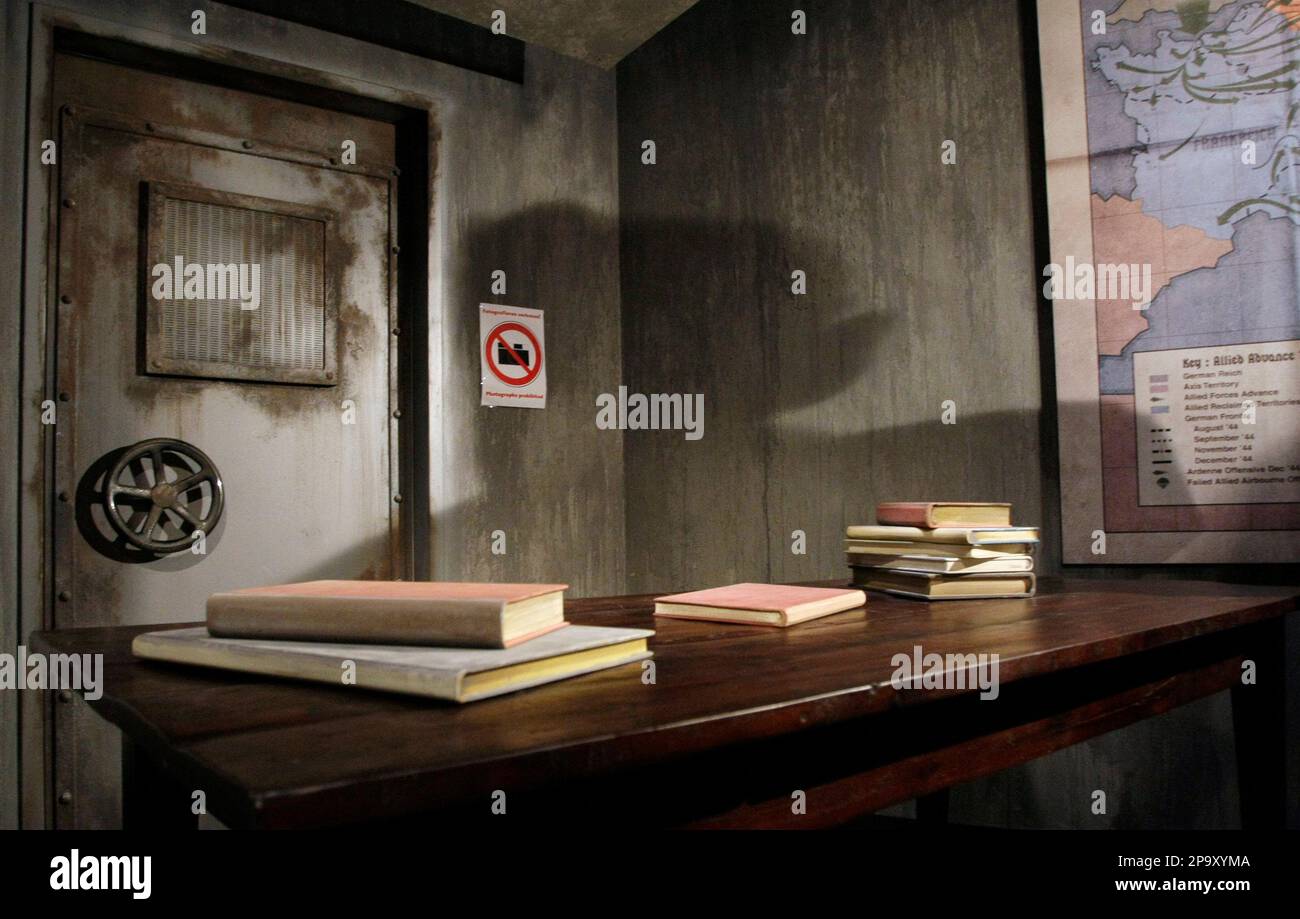 Der Schatten eines Mannes ist am Samstag, 5. Juli 2008, im ...