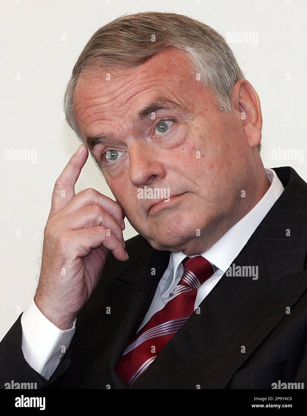 ** ARCHIV ** Holger Pfahls, frueherer Ruestungsstaatssekretaer, sitzt ...