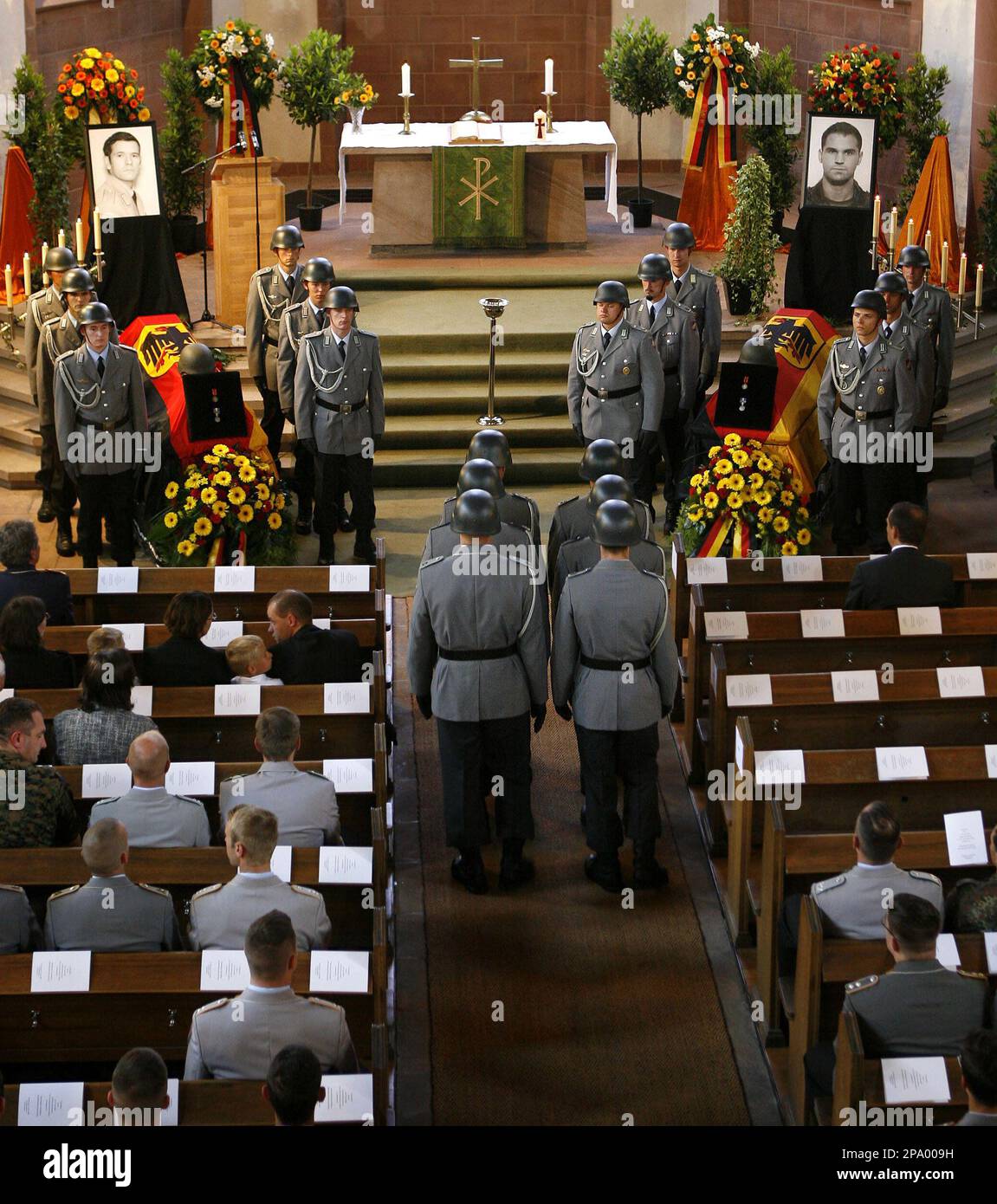 Eine Ehrenwache der Bundeswehr steht am Dienstag, 24.Juni 2008, in der ...