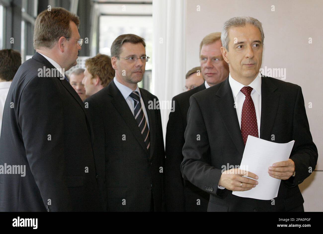 Sachsens Ministerpraesident Stanislaw Tillich,CDU, rechts,stellt am ...