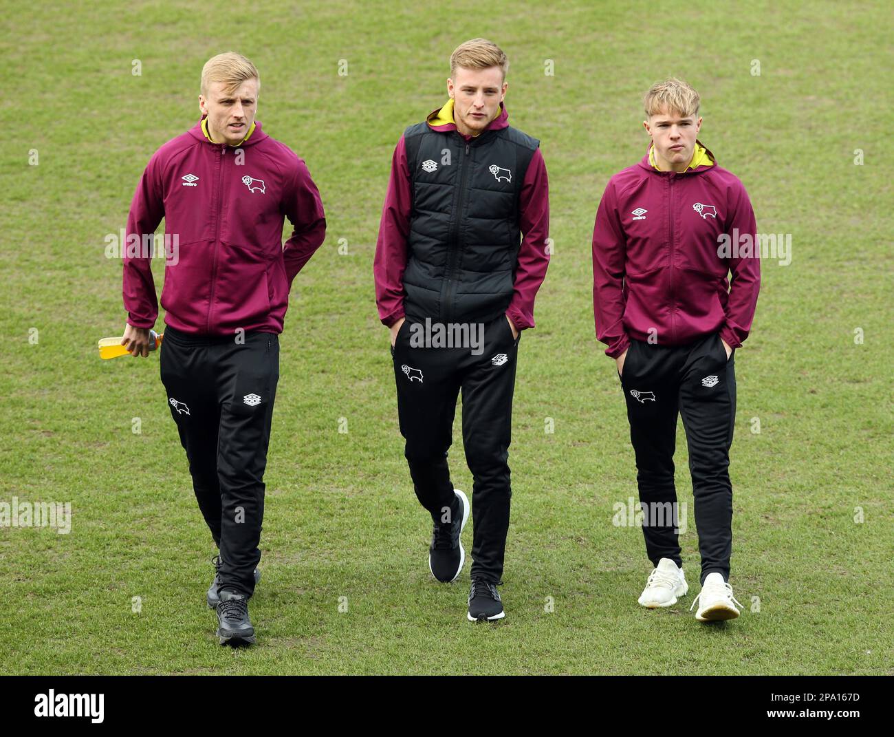 Louie Sibley von Derby County, Harvey White und Liam Thompson (links ...