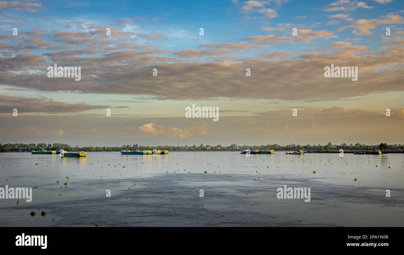 Kleine Frachtschiffe, die auf dem Mekong flussabwärts von Phnom Penh ...