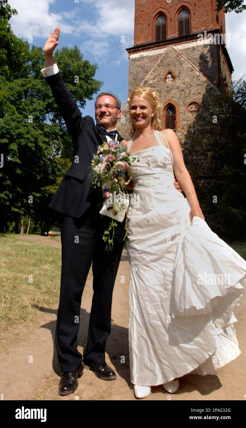 Der Brandenburger Ministerpraesident Matthias Platzeck, links, und Ehefrau Jeanette Jesorka ...