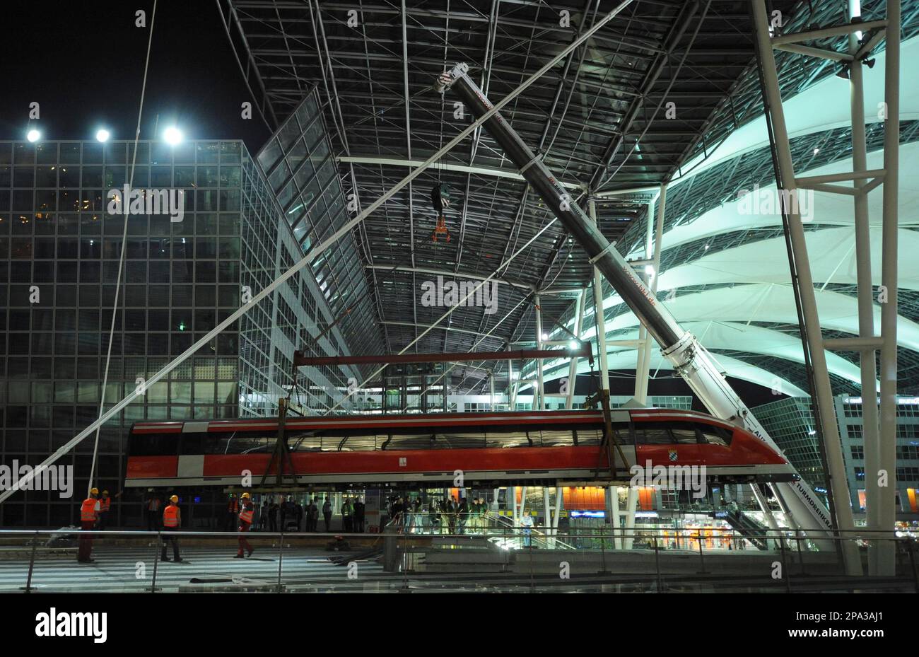 Das Modell der Magnetschwebebahn Transrapid haengt am Mittwochabend, 28 ...