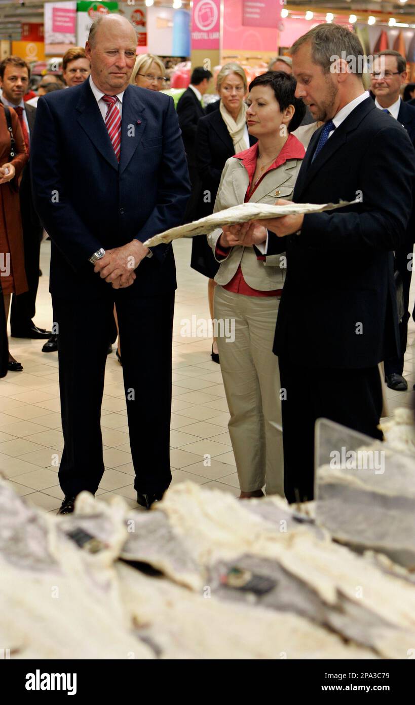 Norway's King Harald, left, and Fisheries Minister Helga Pedersen ...