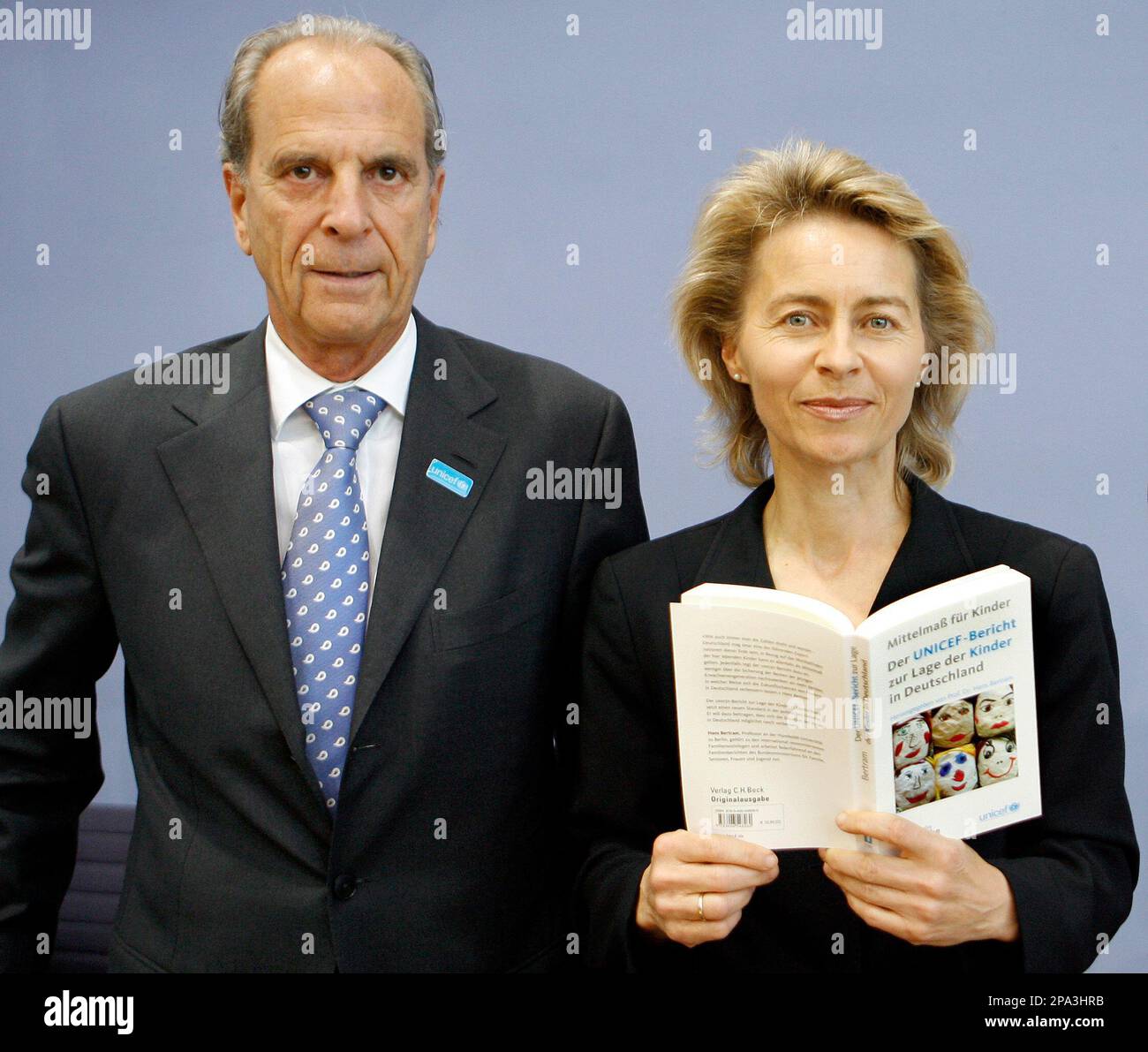 Bundesfamilienministerin Ursula von der Leyen, rechts und der Vorsitzende von UNICEF Deutschland ...