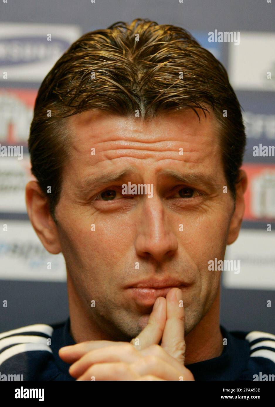 ** ARCHIV ** Der Trainer des Fussball-Bundesligisten Bayer Leverkusen ...