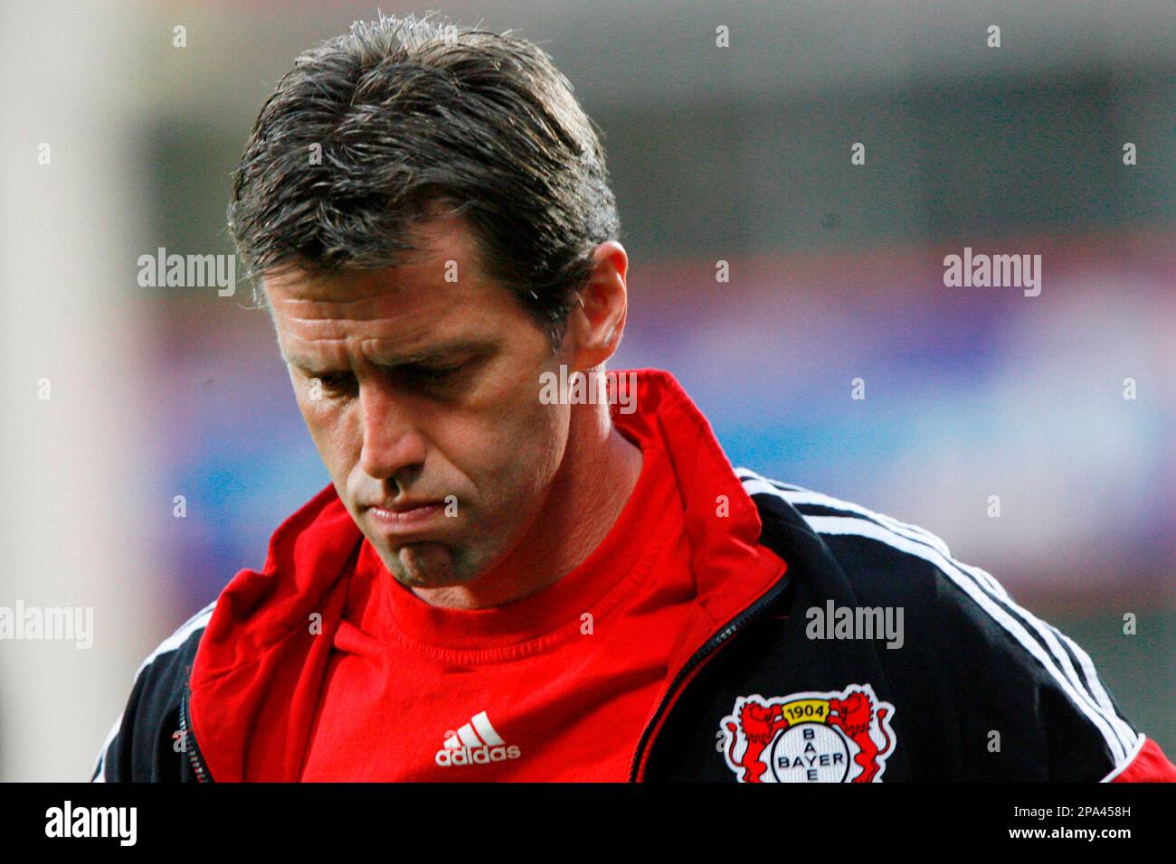 ** ARCHIV ** Der Trainer des Fussball-Bundesligisten Bayer Leverkusen ...