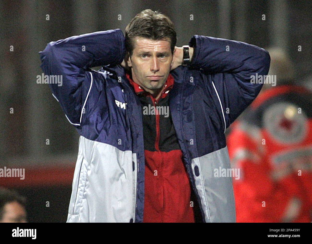 ** ARCHIV ** Der Trainer des Fussball-Bundesligisten Bayer Leverkusen ...
