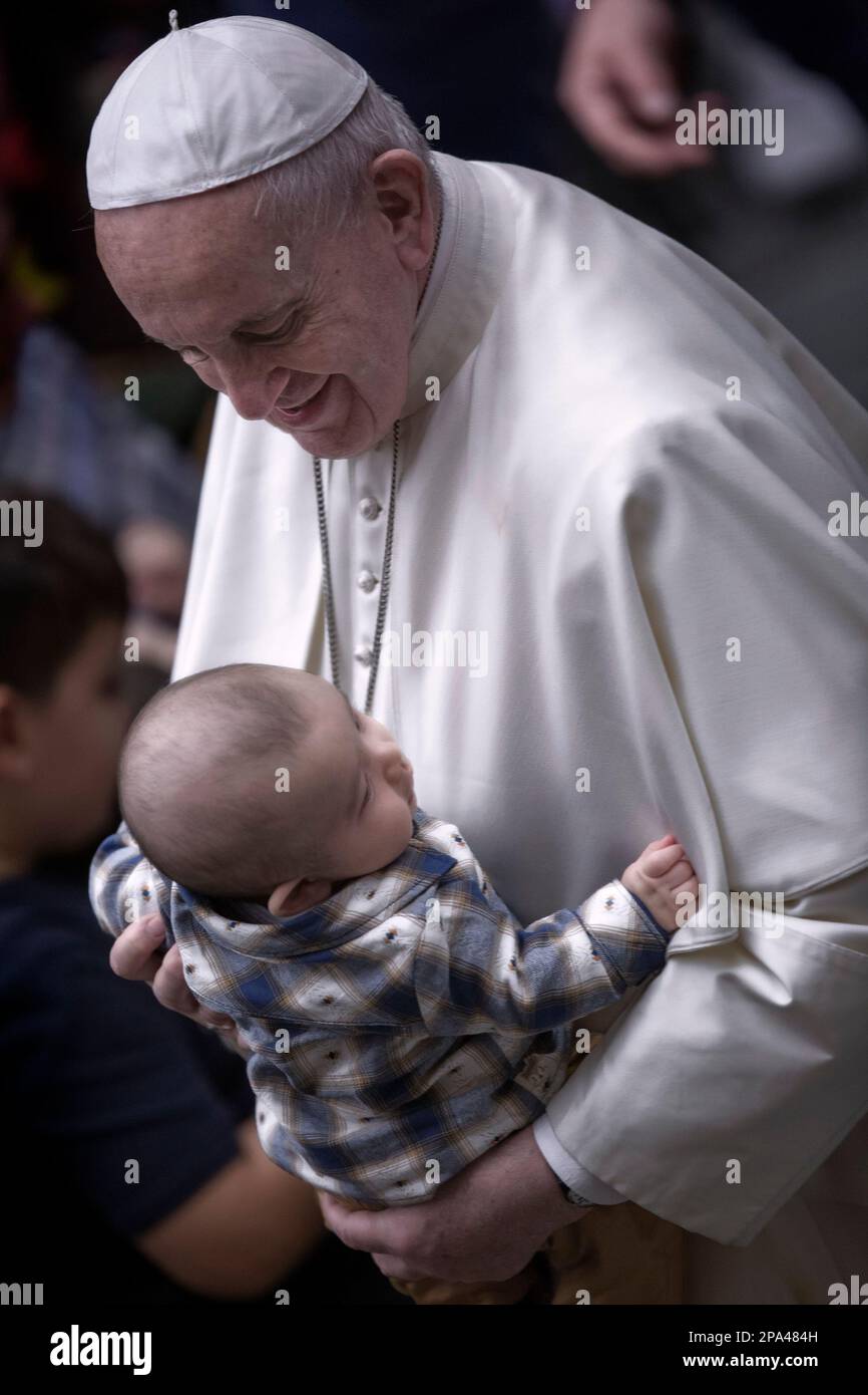 Vatikanstadt, Vatikan, 29. januar 2020. Papst Franziskus begrüßt ein ...