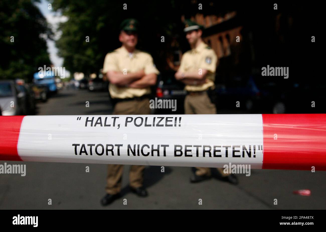 Polizisten stehen am Dienstag, 20. Mai 2008 in Berlin, waehrend einer ...